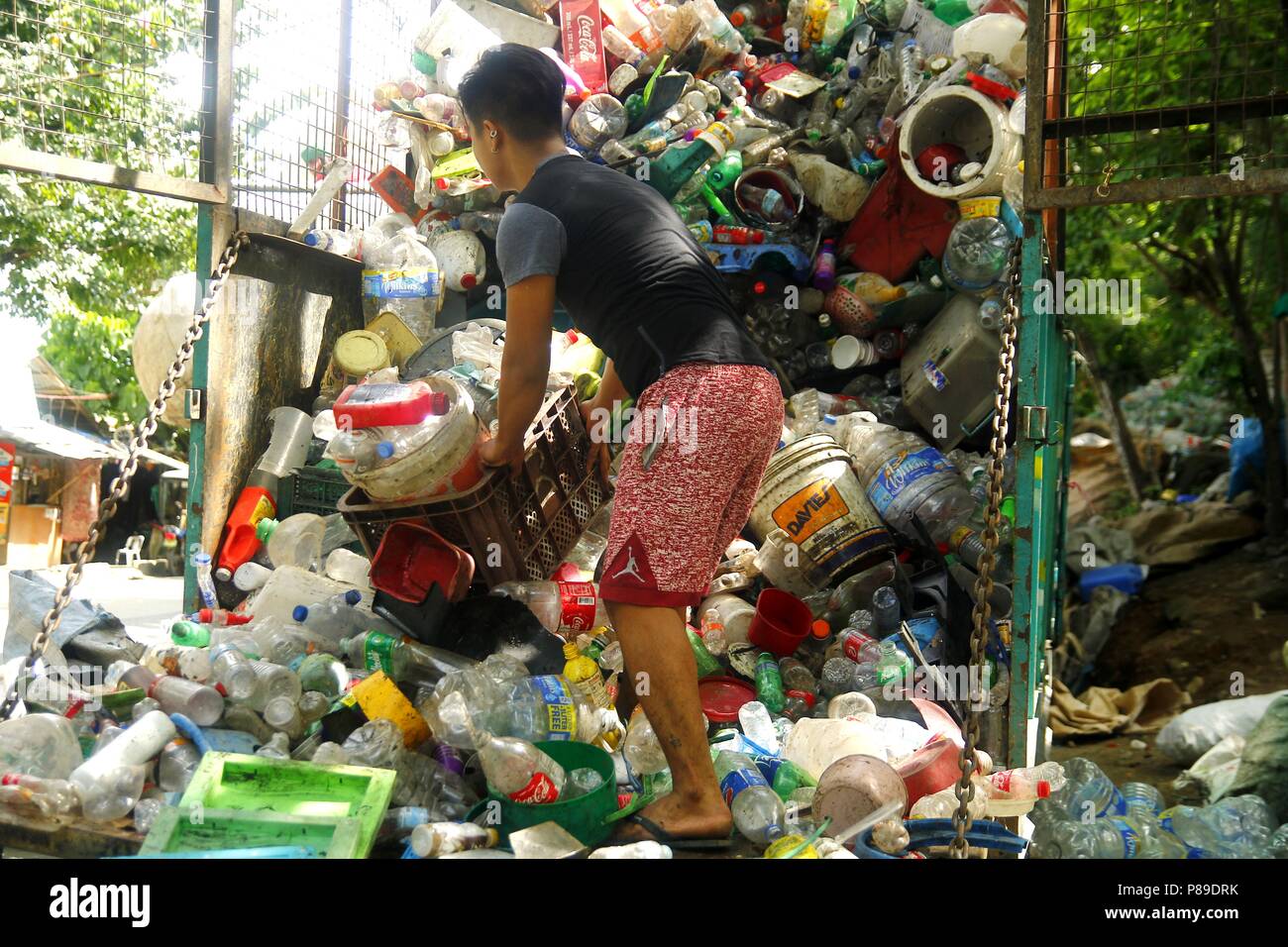 Worker sorting materials recycling facility hi-res stock photography ...