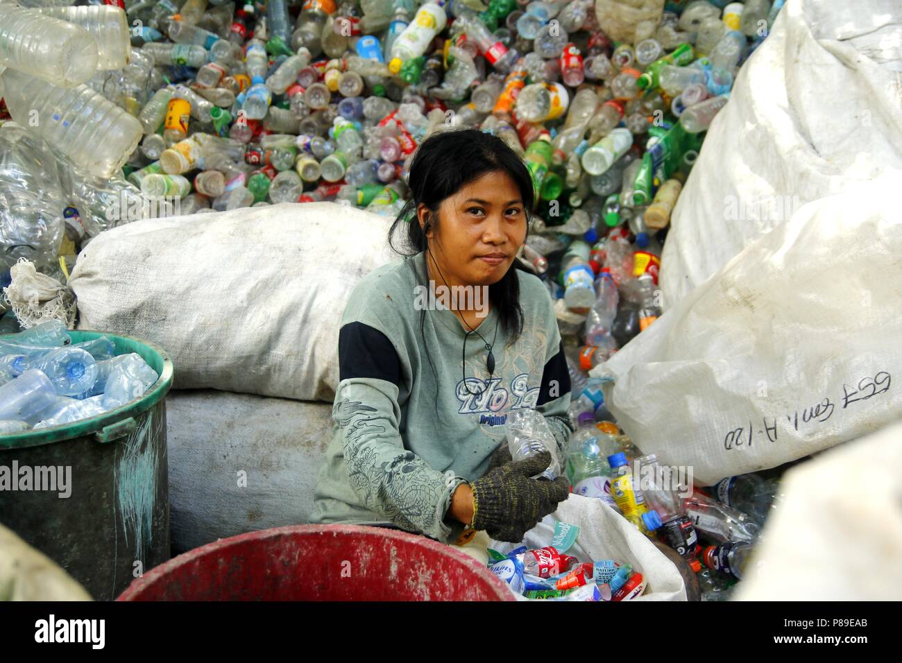 Philippines manila city garbage people hi-res stock photography and ...
