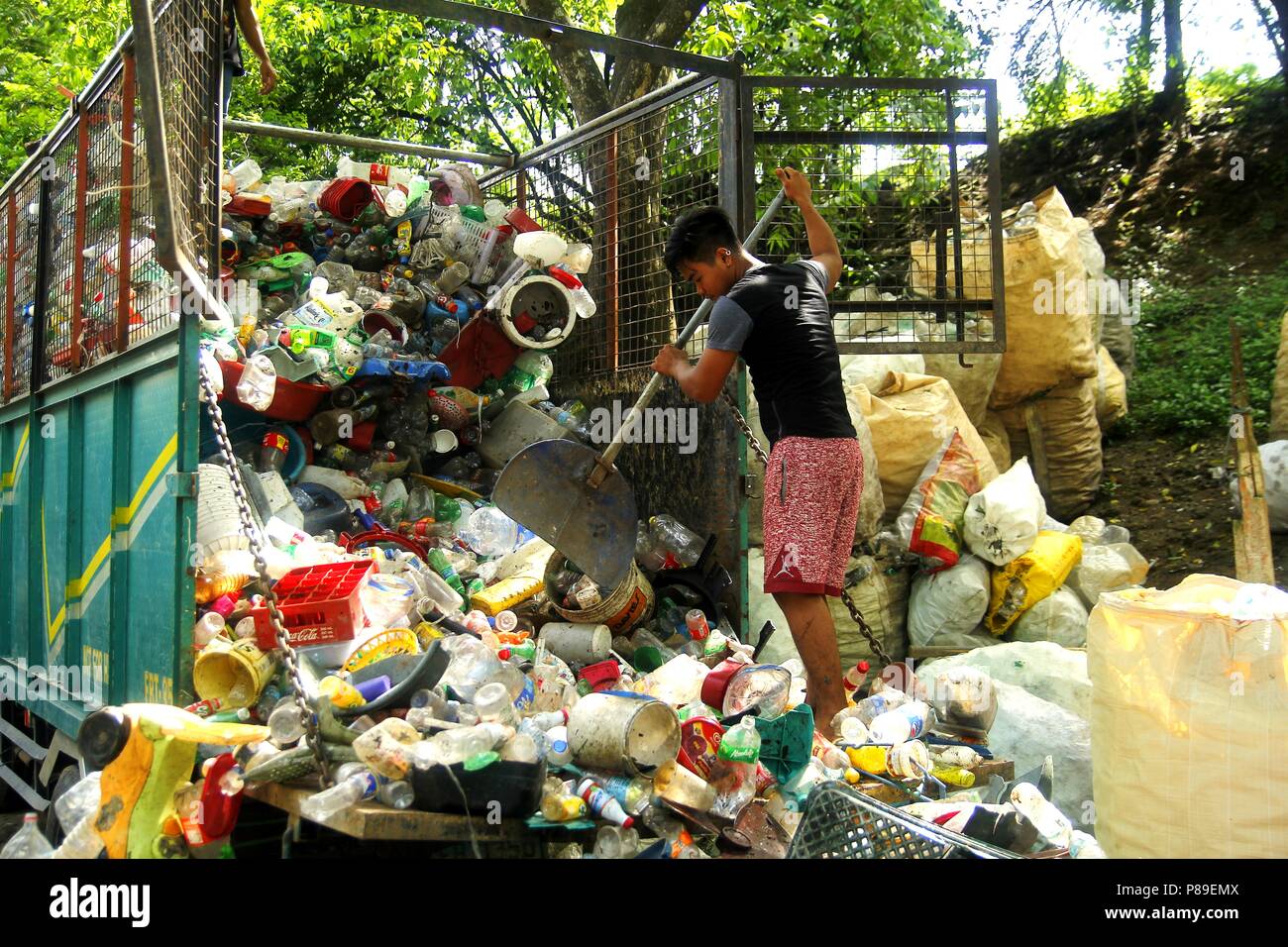 Worker sorting materials recycling facility hi-res stock photography ...