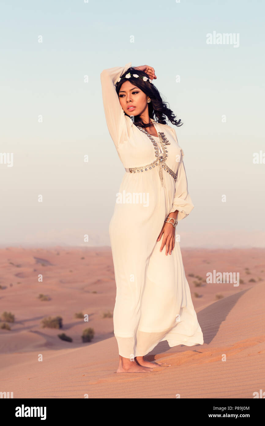 Tourist woman in Arabian Desert Stock Photo - Alamy
