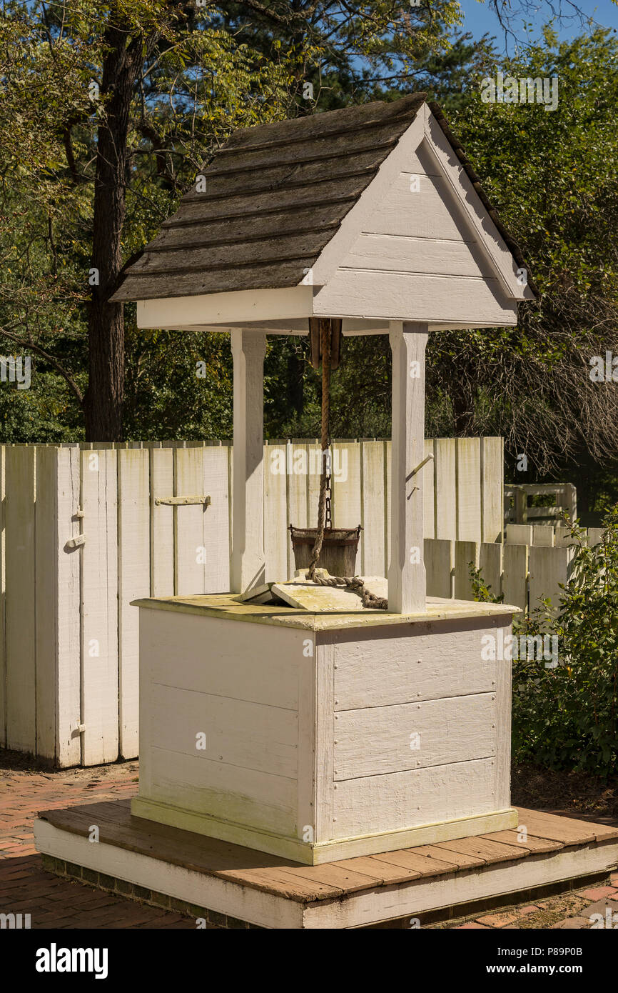 18th century water well colonial williamsburg hi-res stock photography ...