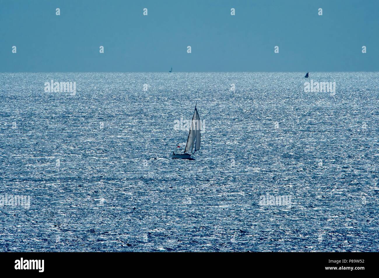 Sailing on a shimmering silver ocean Stock Photo - Alamy