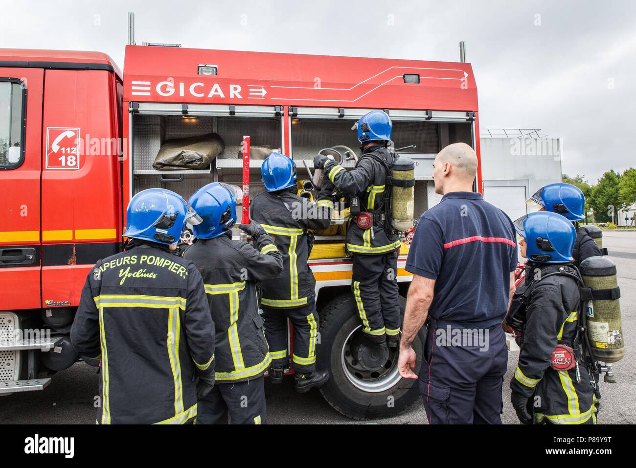 VOLUNTEER FIREFIGHTERS TRAINING Stock Photo - Alamy