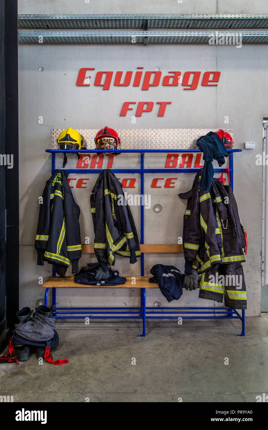 VOLUNTEER FIREFIGHTERS TRAINING Stock Photo - Alamy