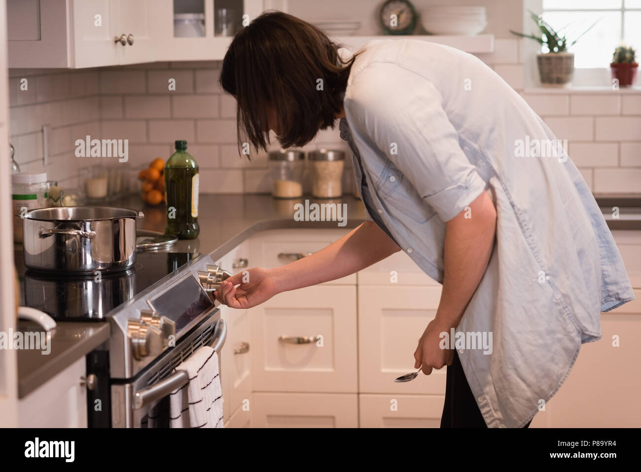 Using oven hi-res stock photography and images - Alamy