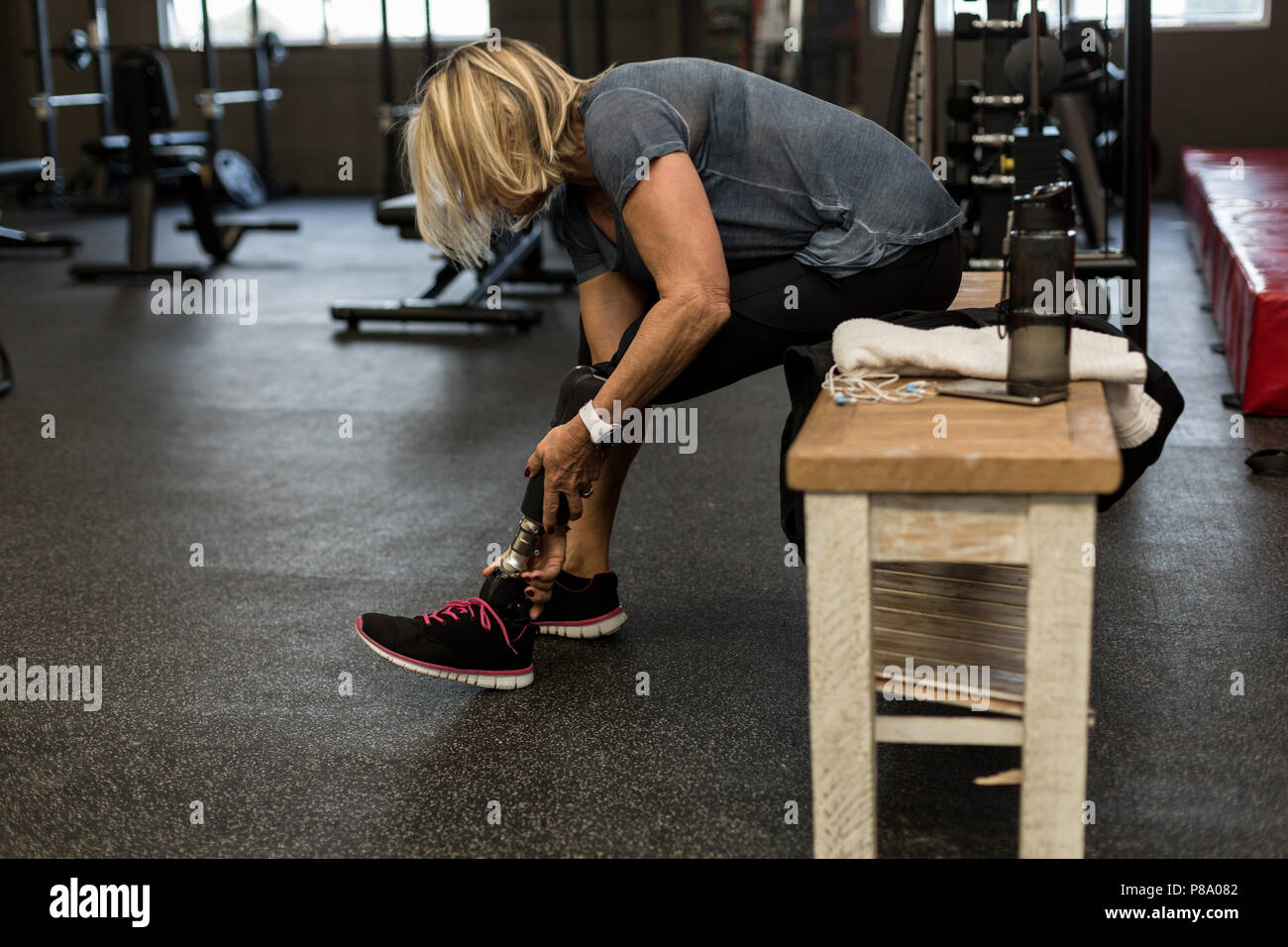 Woman with prosthetic leg in gym Stock Photo - Alamy