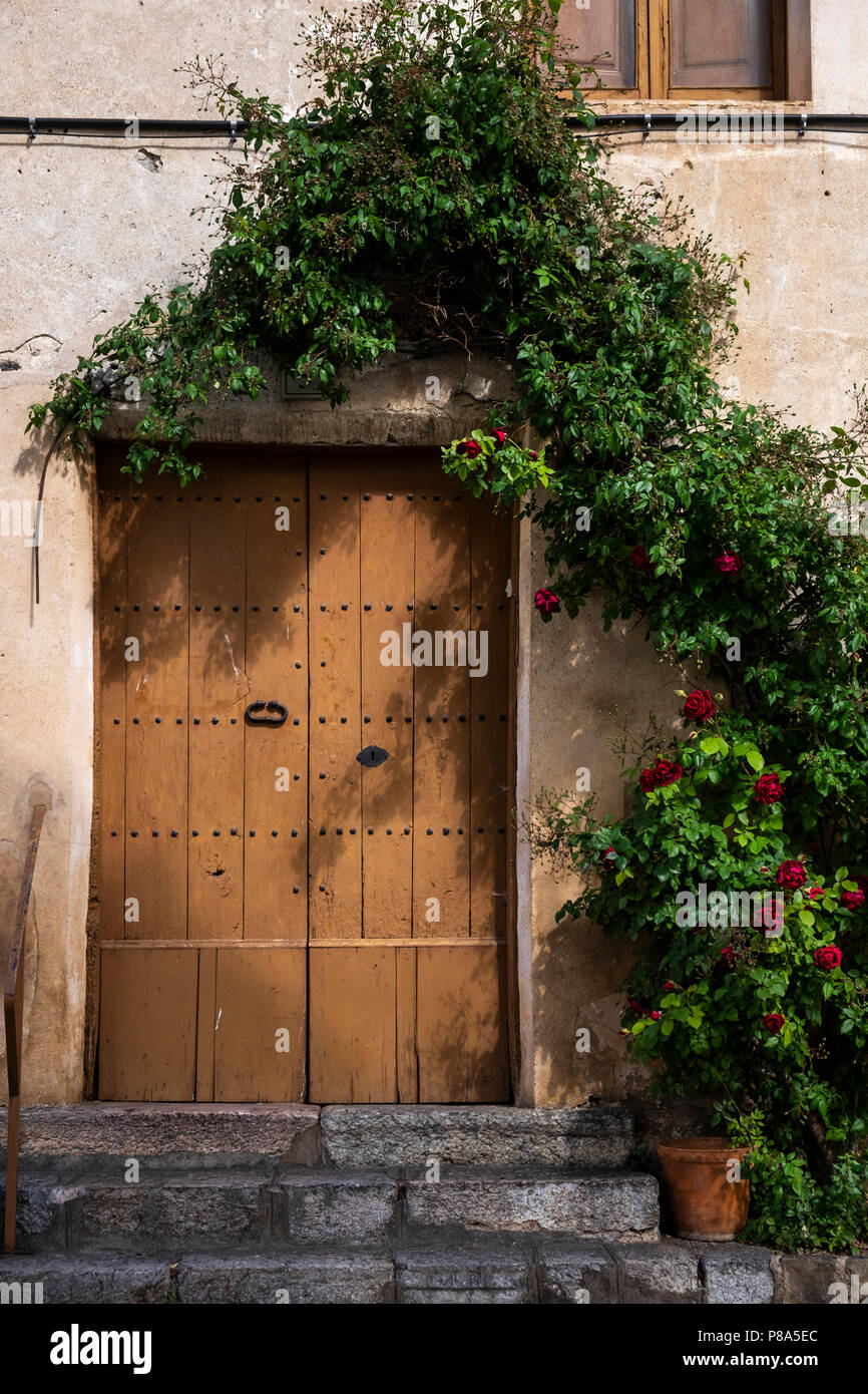 Roses around the door hi-res stock photography and images - Alamy
