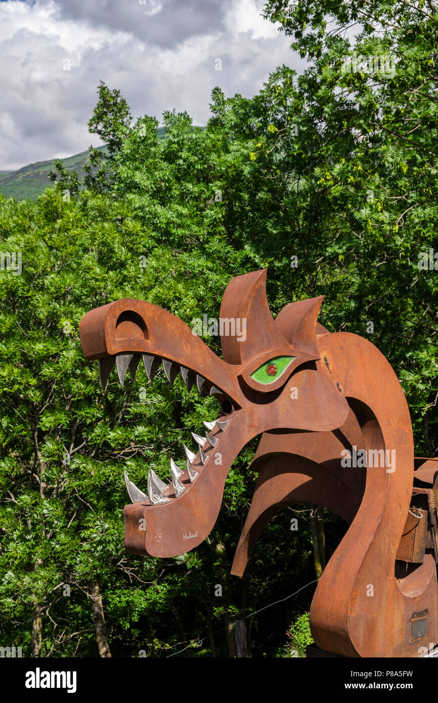 Red dragon sculpture hi-res stock photography and images - Alamy