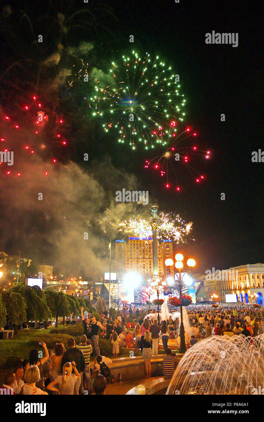 Incredibly beautiful fireworks in the metropolis and rejoicing ...