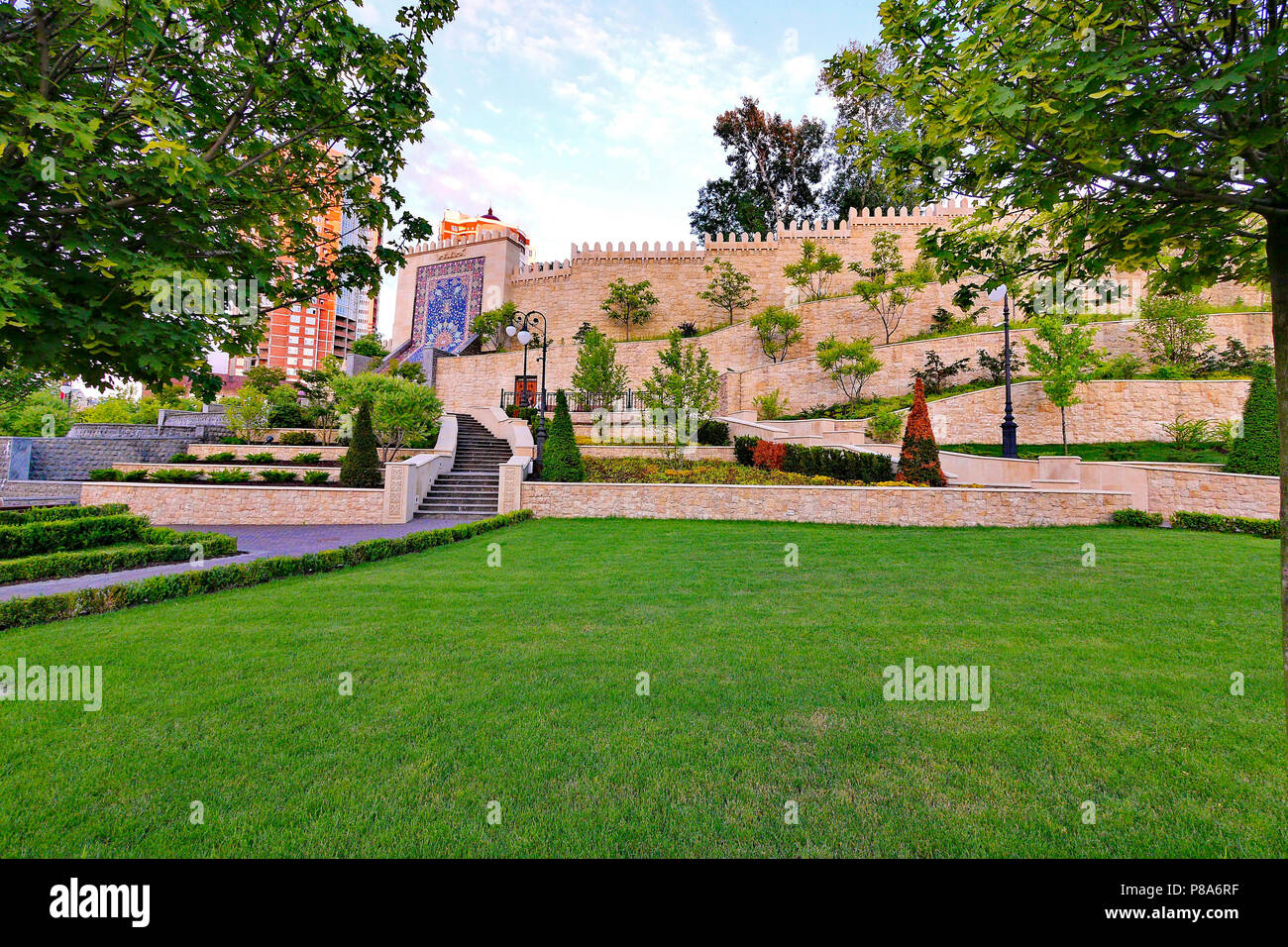 Emerald green lawn hi-res stock photography and images - Alamy