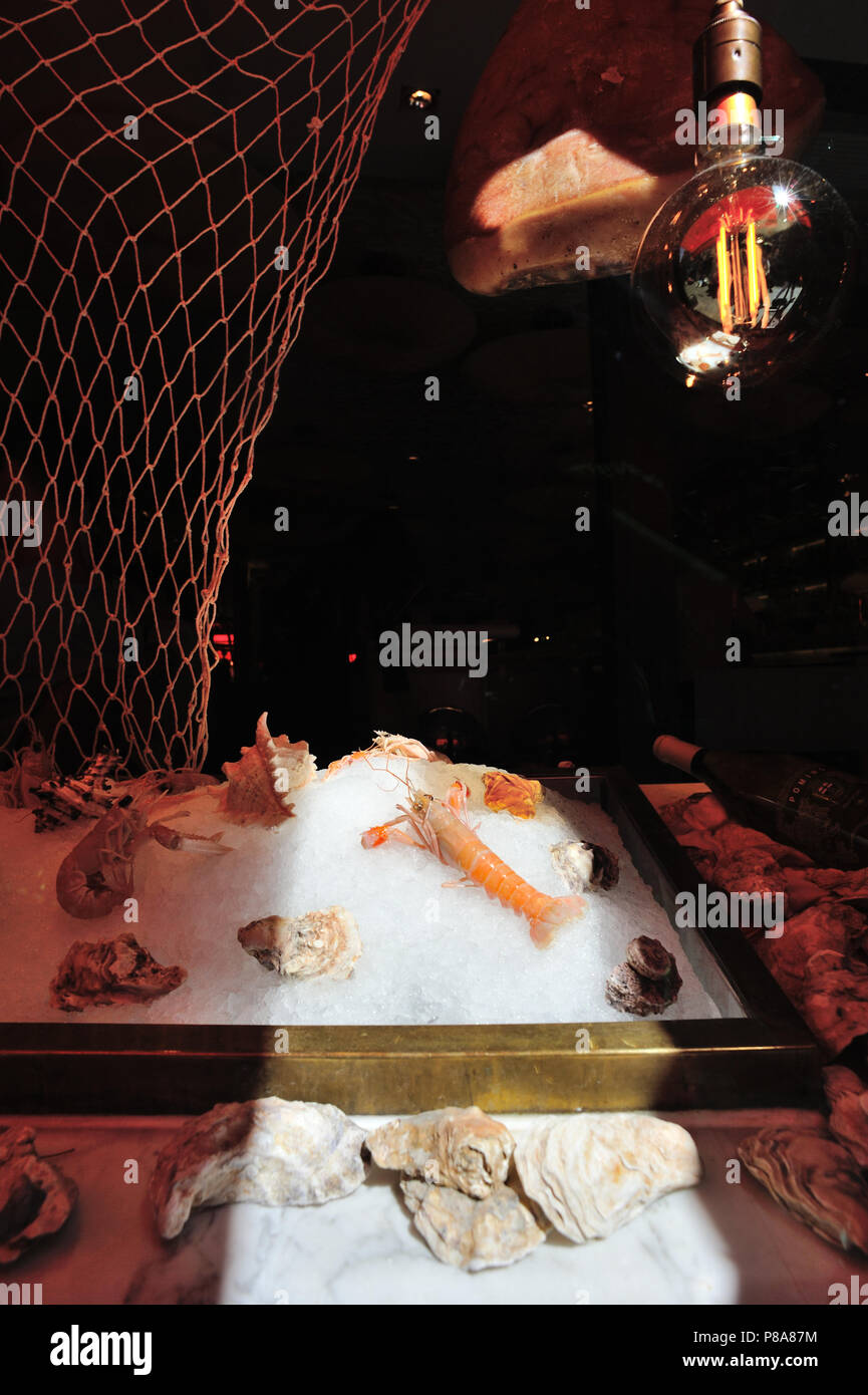 Seafood on ice in Restaurant window display, London, England, UK Stock ...