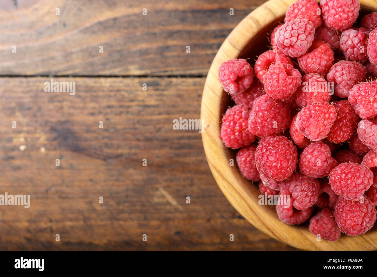 ripe raspberries on a plate, close up Stock Photo - Alamy