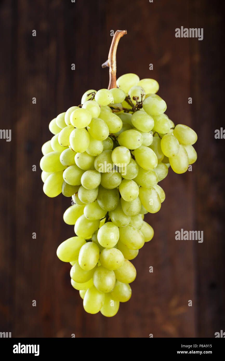 a bunch of ripe green grapes Stock Photo - Alamy
