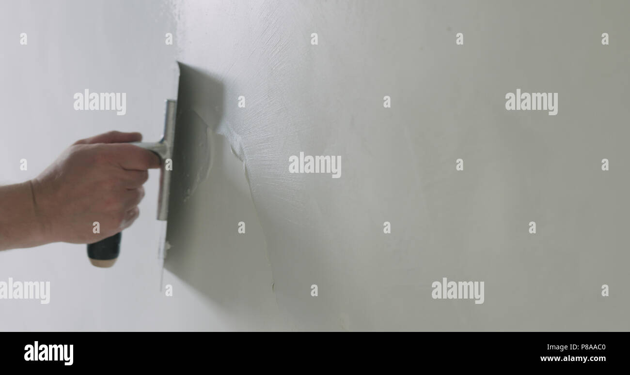 closeup worker applying decorative concrete plaster on the wall Stock ...