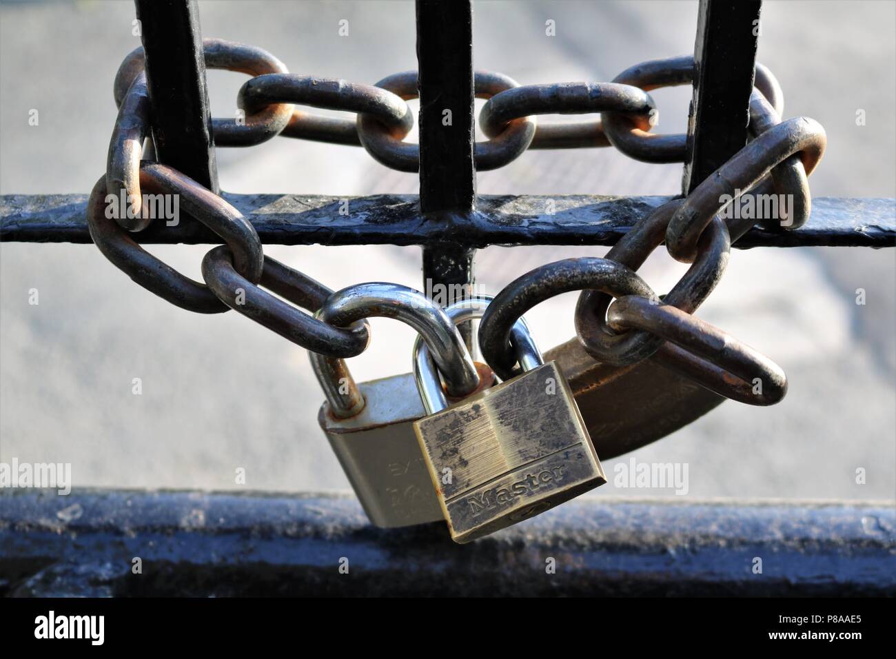 padlock chained iron gate Stock Photo - Alamy