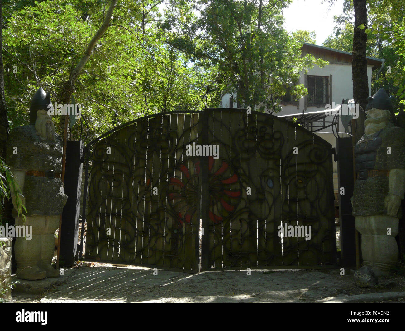 Guarded gates hi-res stock photography and images - Alamy