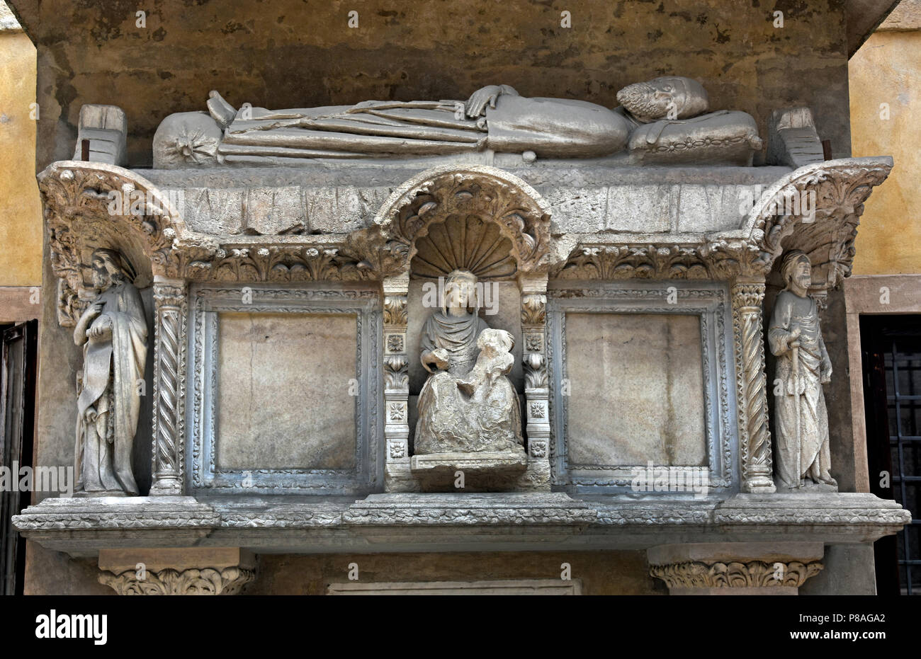 Funerary tombs hi-res stock photography and images - Alamy