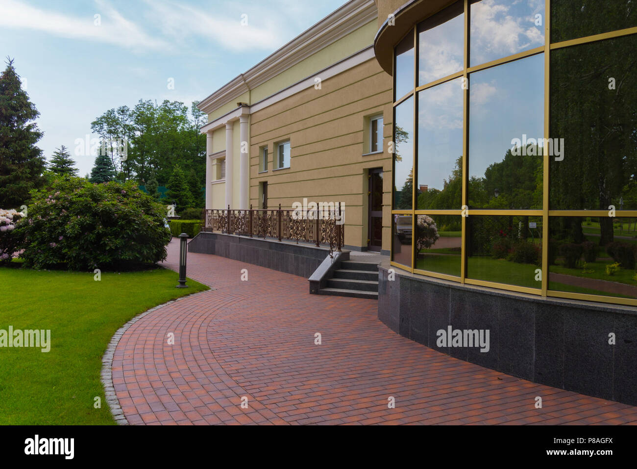 Cream colored house hi-res stock photography and images - Alamy