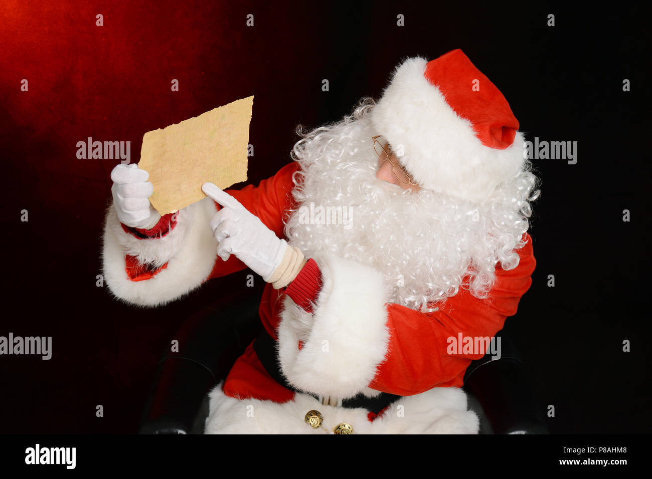 Santa Claus showing a letter. Santa holding empty piece of paper Stock ...