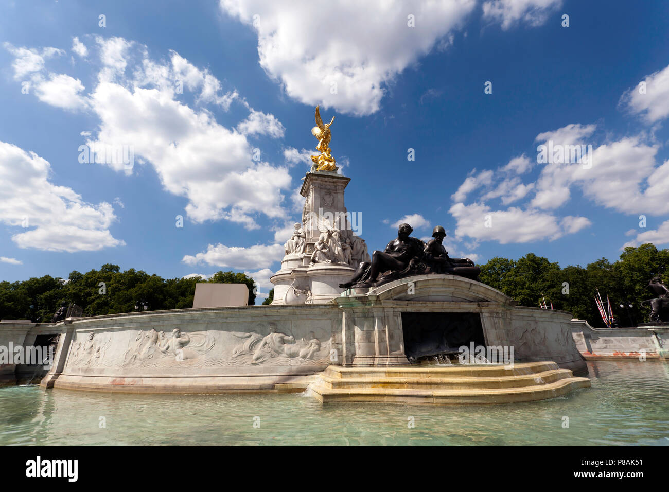 Wide-Angle view of the Victoria Memorial located at the end of The Mall ...