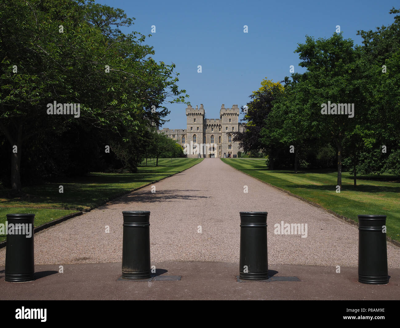 Windsor castle gates hi-res stock photography and images - Alamy