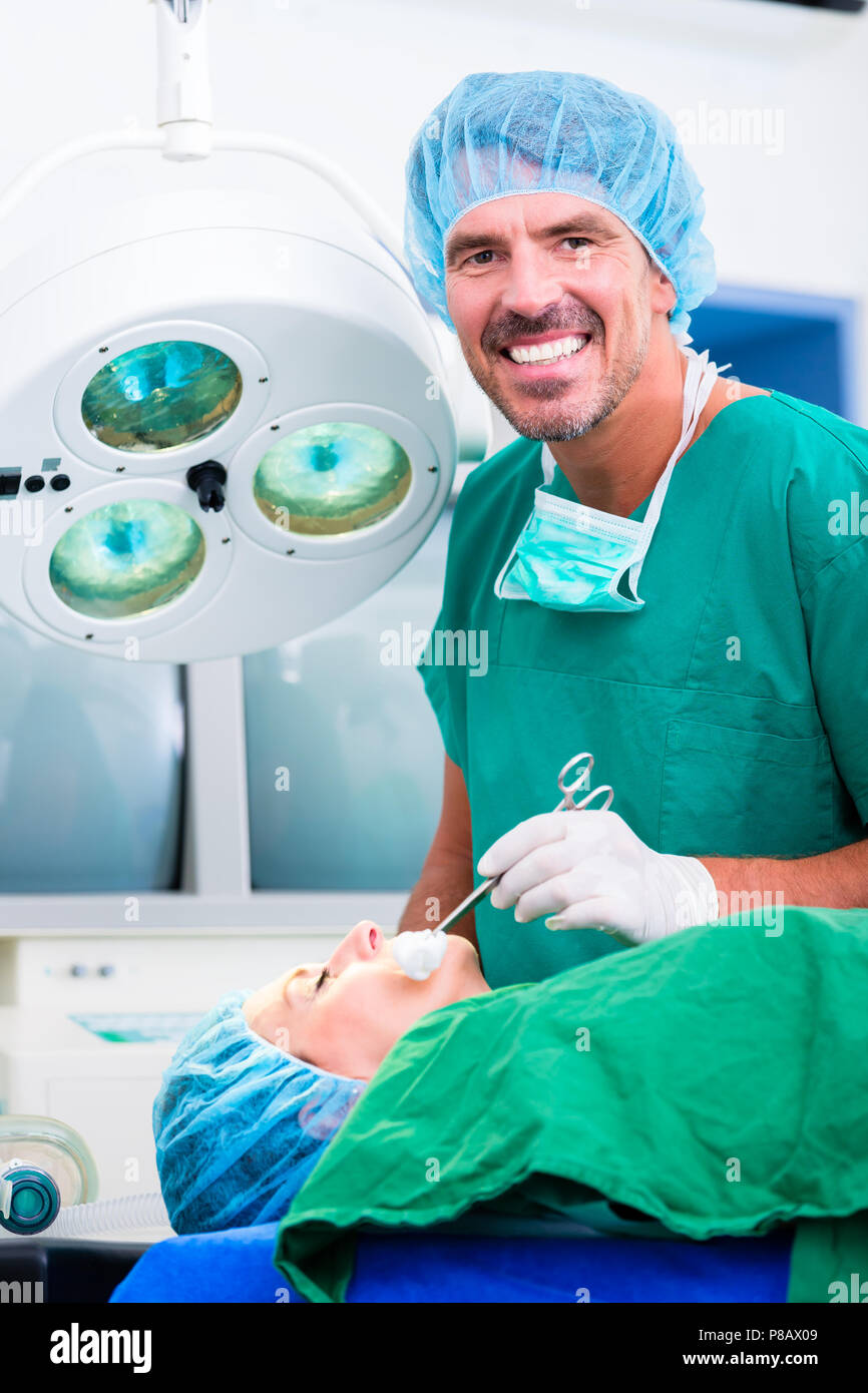Doctor in operation in operating room Stock Photo - Alamy