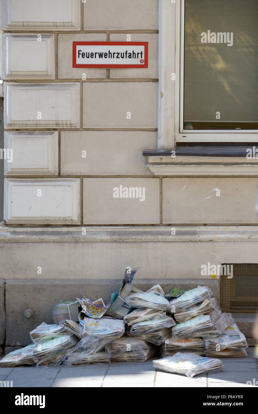 Collection of newspaper in front of building Stock Photo - Alamy
