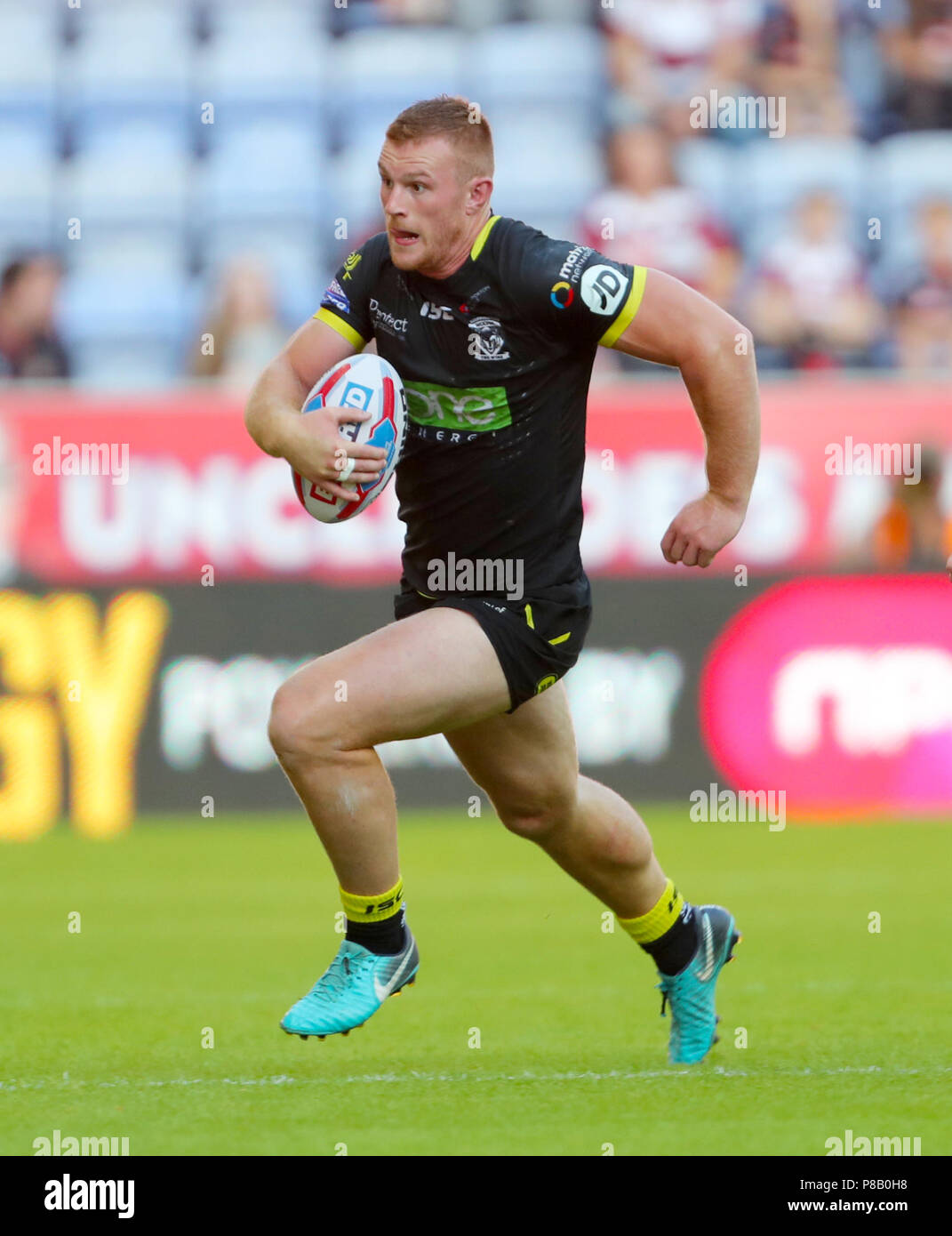 Jack hughes warrington wolves hi-res stock photography and images - Alamy