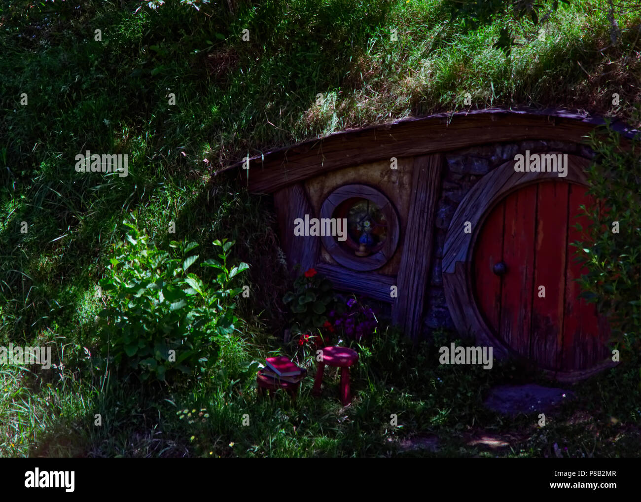 Hobbit hole at the Hobbiton movie set, Nz Stock Photo - Alamy
