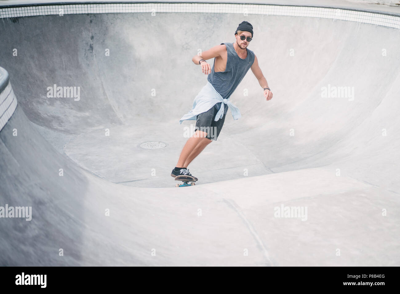 Pool skating hi-res stock photography and images - Alamy