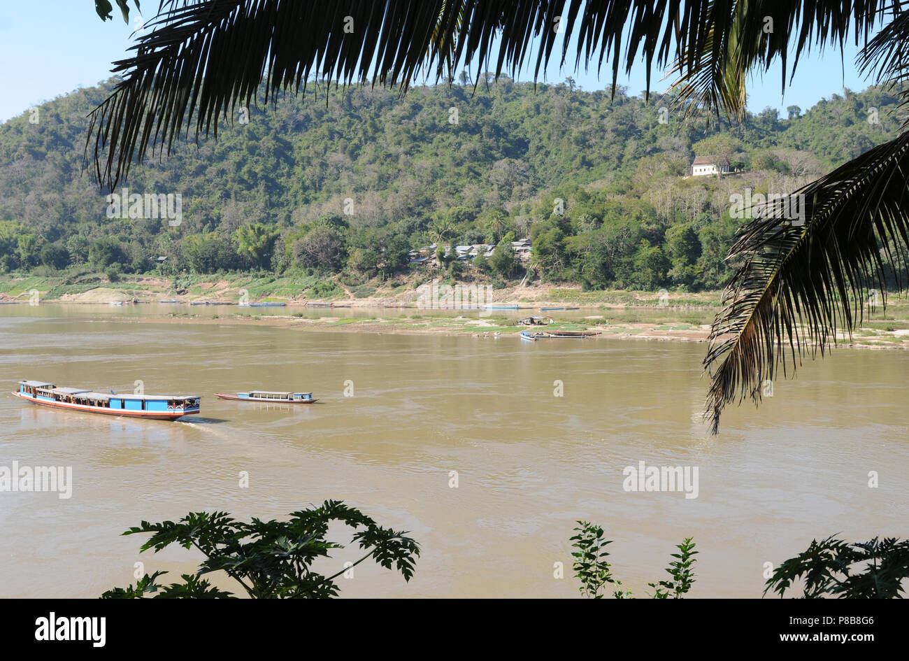 Mekong River landscape in North Laos. Mekong Flussschifffahrt im Norden ...