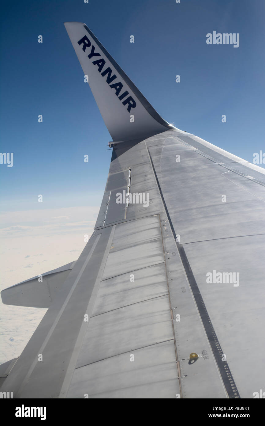 Ryanair boeing 737 800 wing hi-res stock photography and images - Alamy