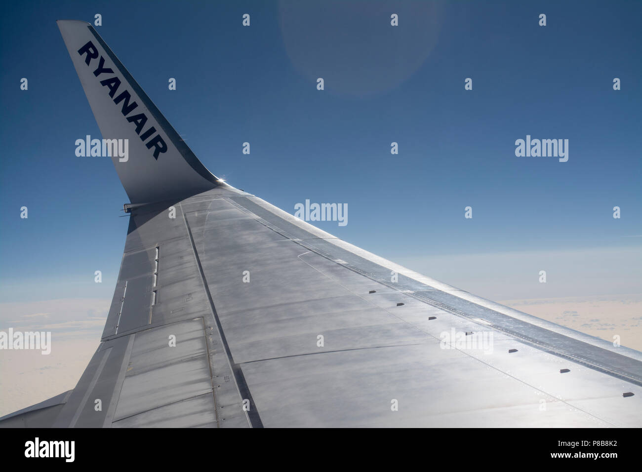 Airplane wing of a Ryanair Boeing 737-800 aircraft Stock Photo - Alamy