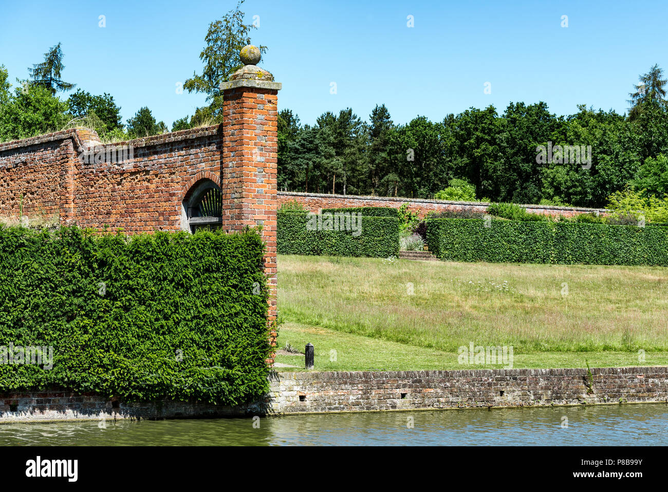 Brickwork garden hi-res stock photography and images - Alamy