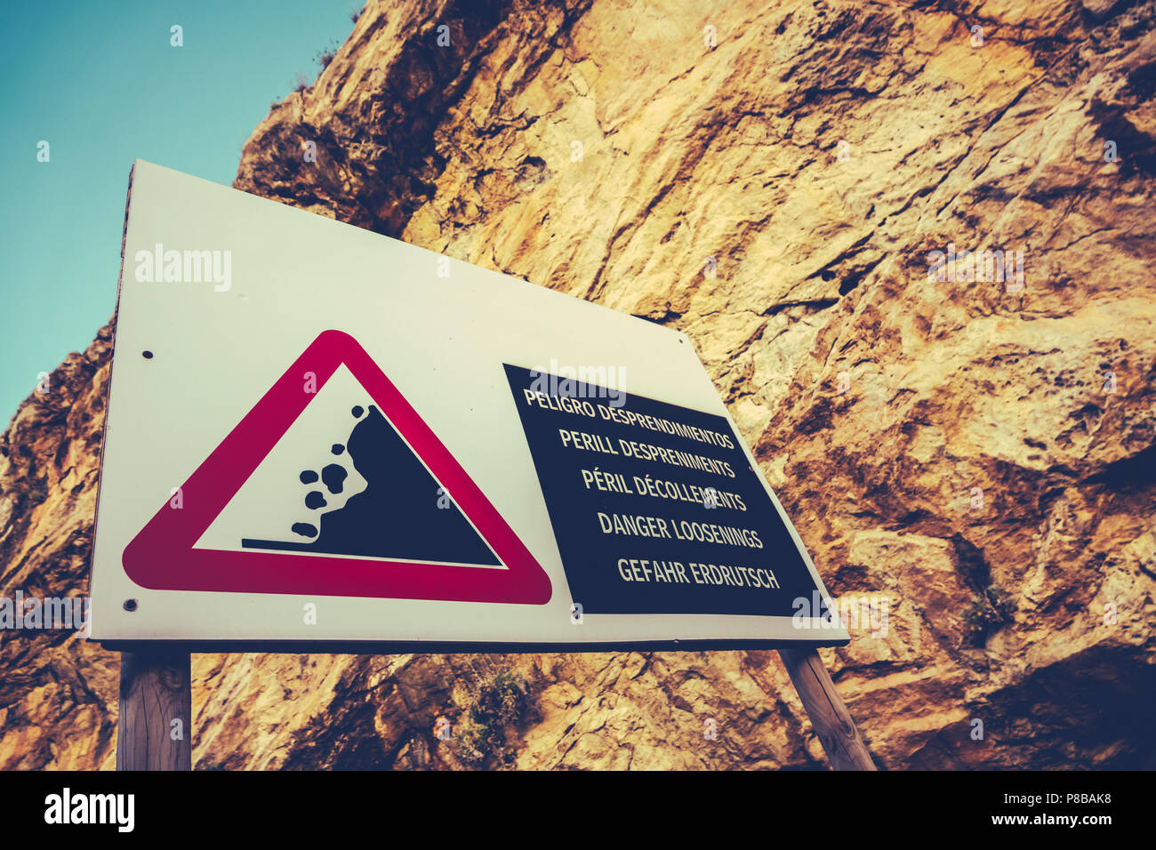 Danger beware cliff edge sign hi-res stock photography and images - Alamy