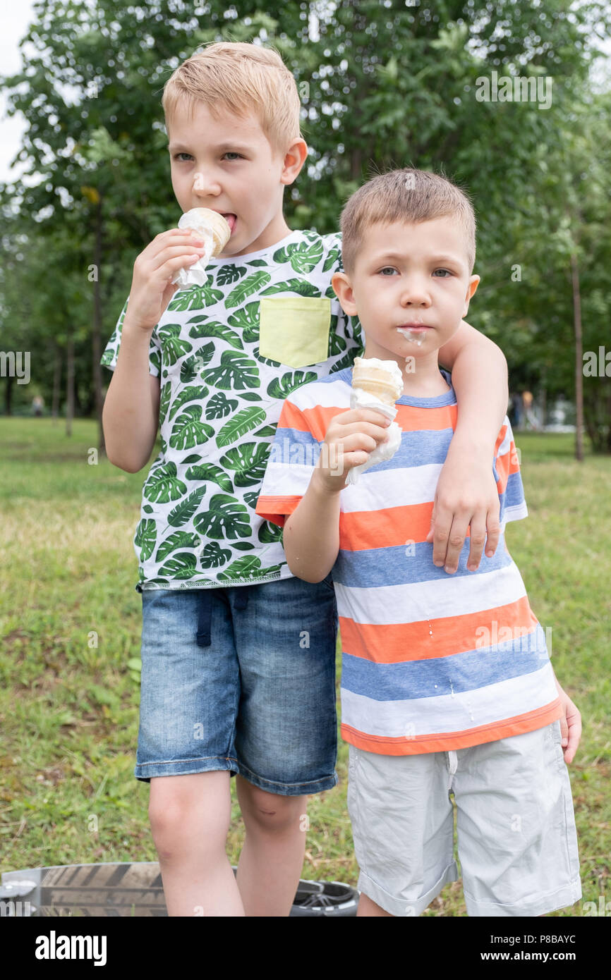 funny children kids little boys eating ice cream Stock Photo - Alamy