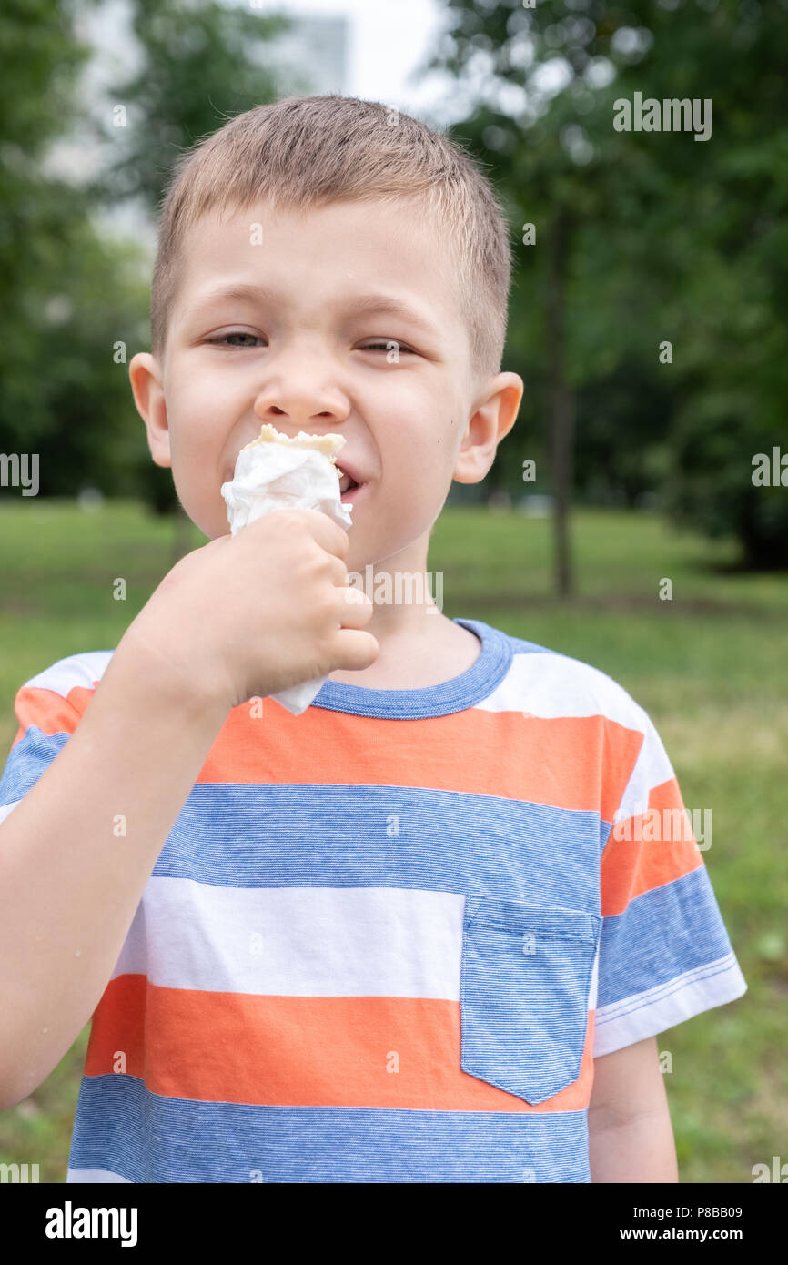 Kid children fun funny eating hi-res stock photography and images - Alamy