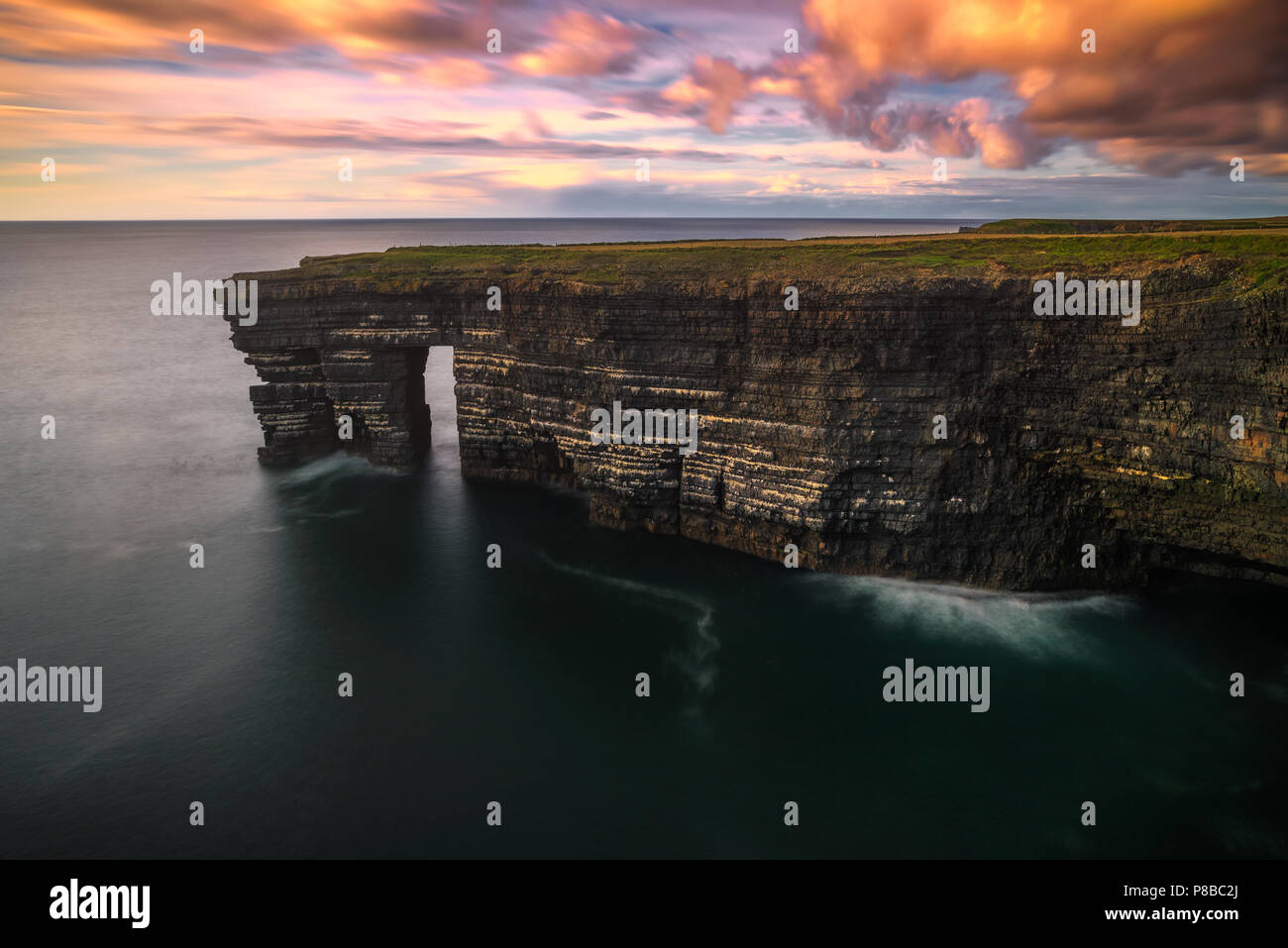 Cliff arch ireland hi-res stock photography and images - Alamy