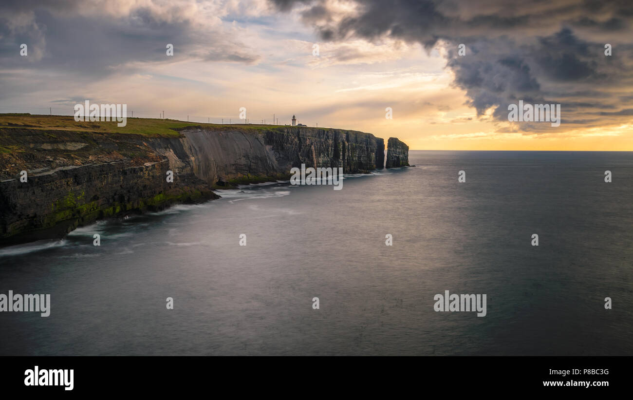 Landscape view on the lighthouse on the cliff in Ireland at Loop Head ...