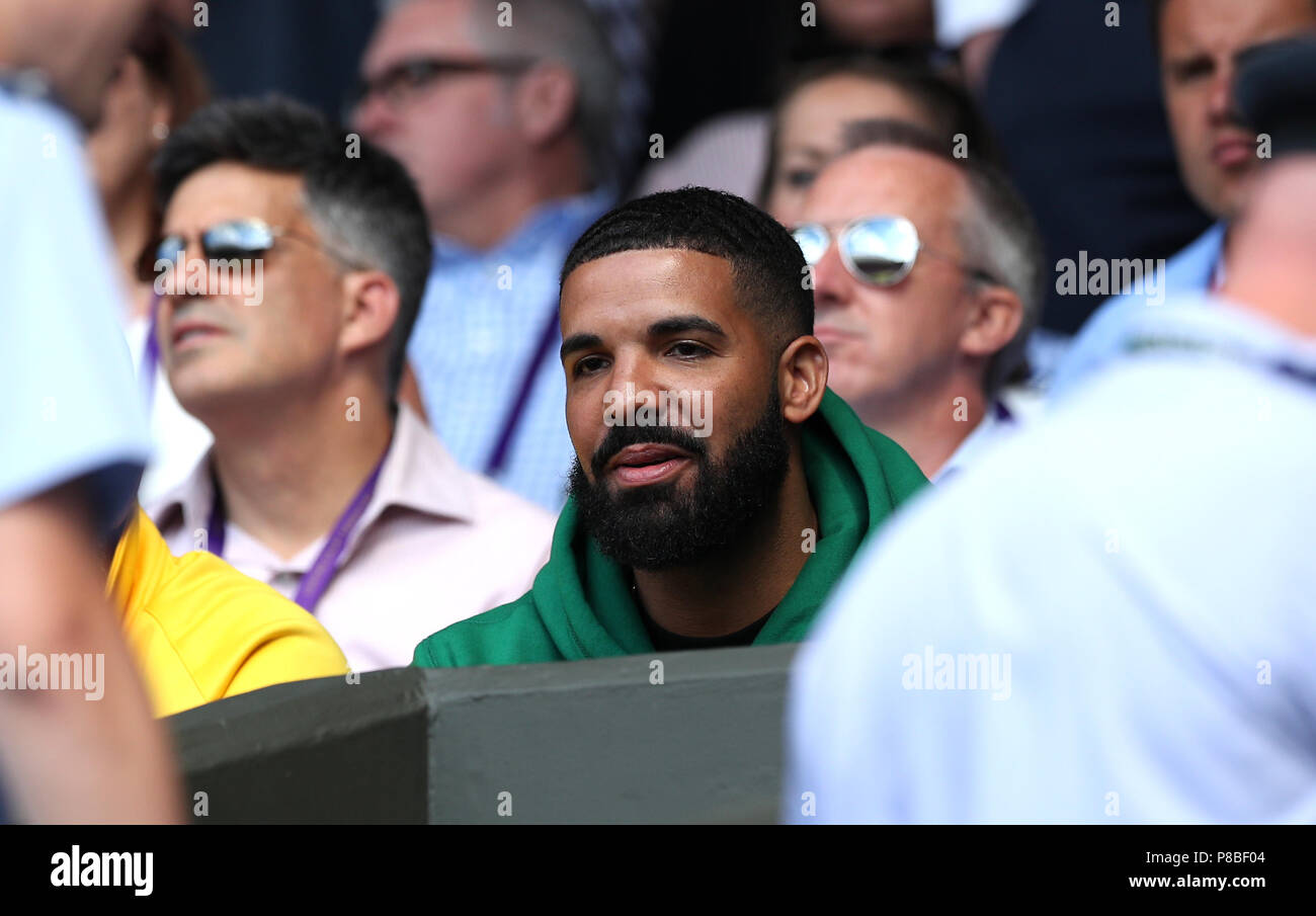 Drake on centre court watching serena williams hi-res stock photography ...