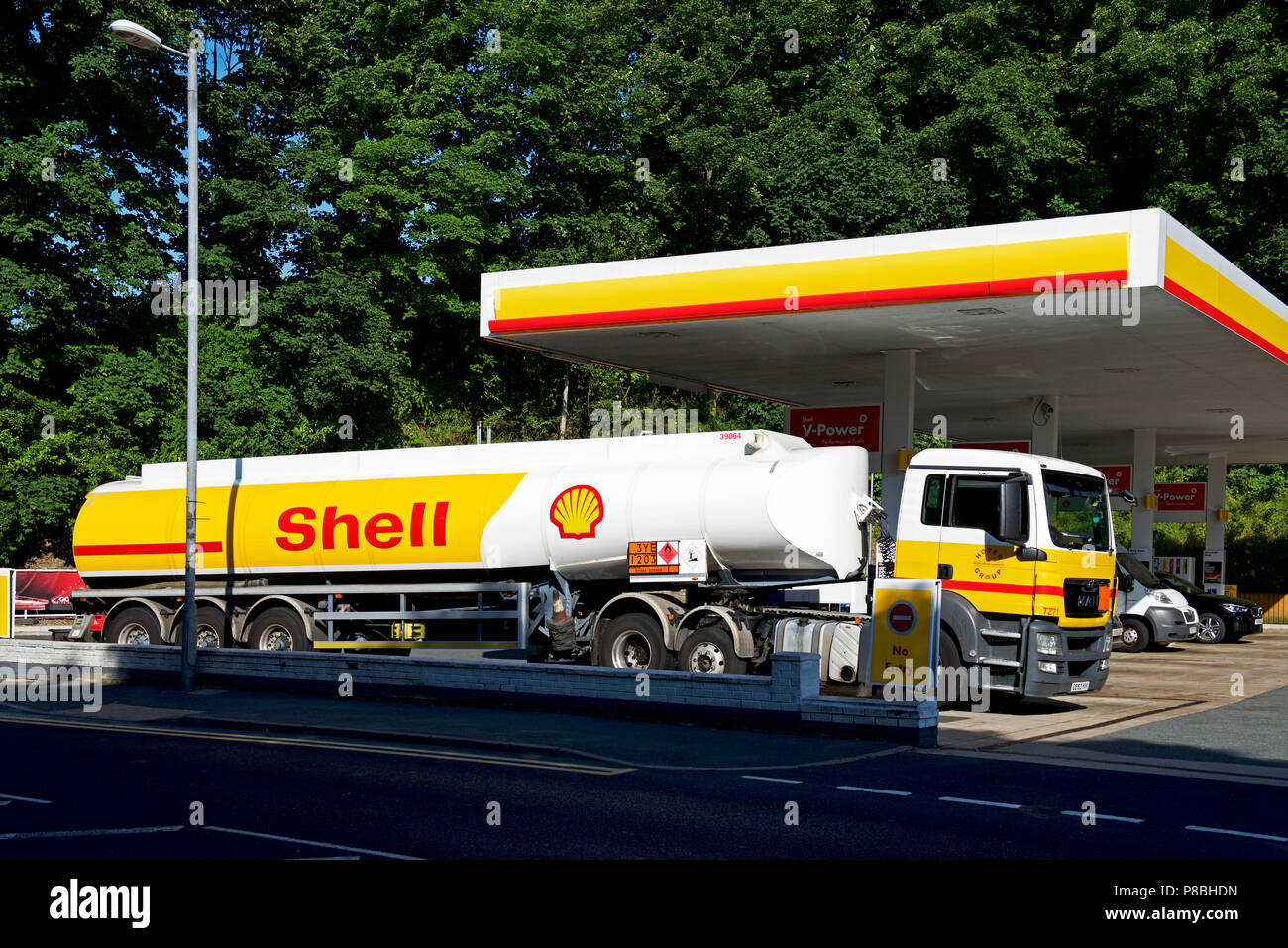 Lorry delivering hi-res stock photography and images - Alamy