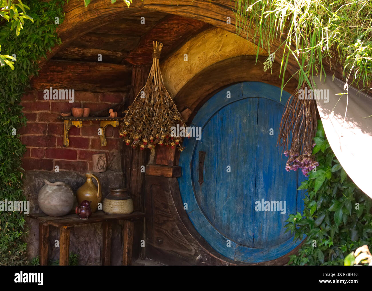 entrance of a hobbit hole at the Hobbiton movie set, Matamata Nz Stock ...