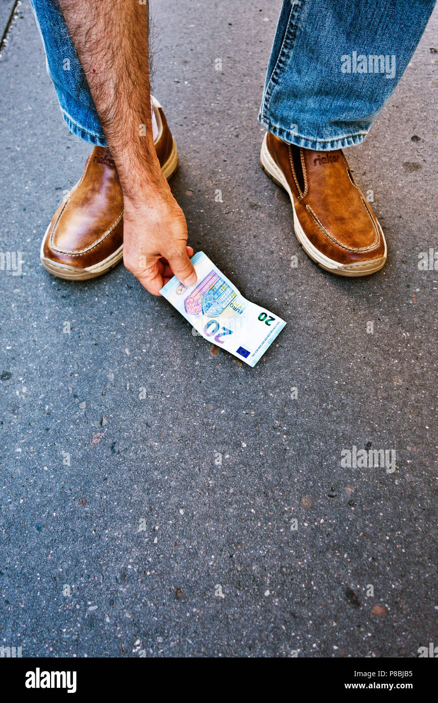 finding a banknote on the street Stock Photo - Alamy