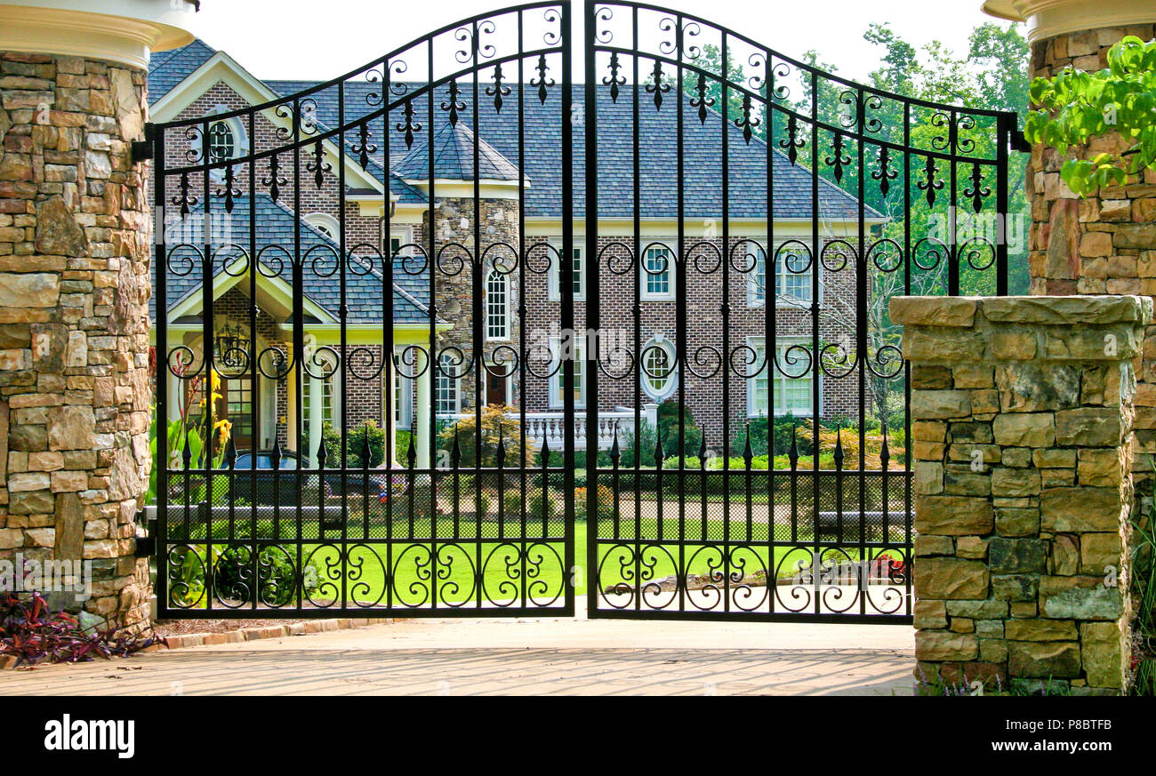 Brick mansion behind iron gate hi-res stock photography and images - Alamy