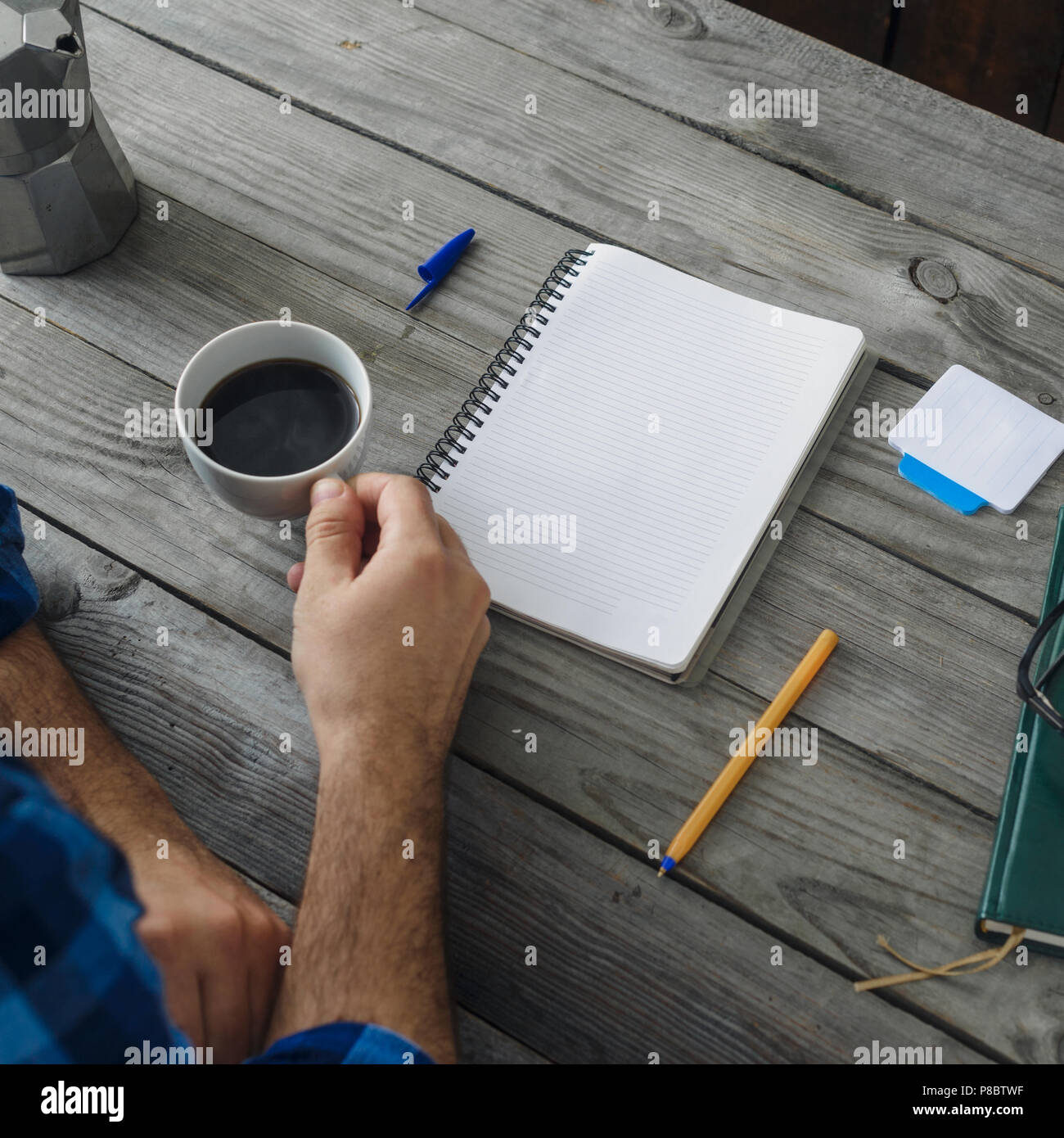 Man see notepad hi-res stock photography and images - Alamy