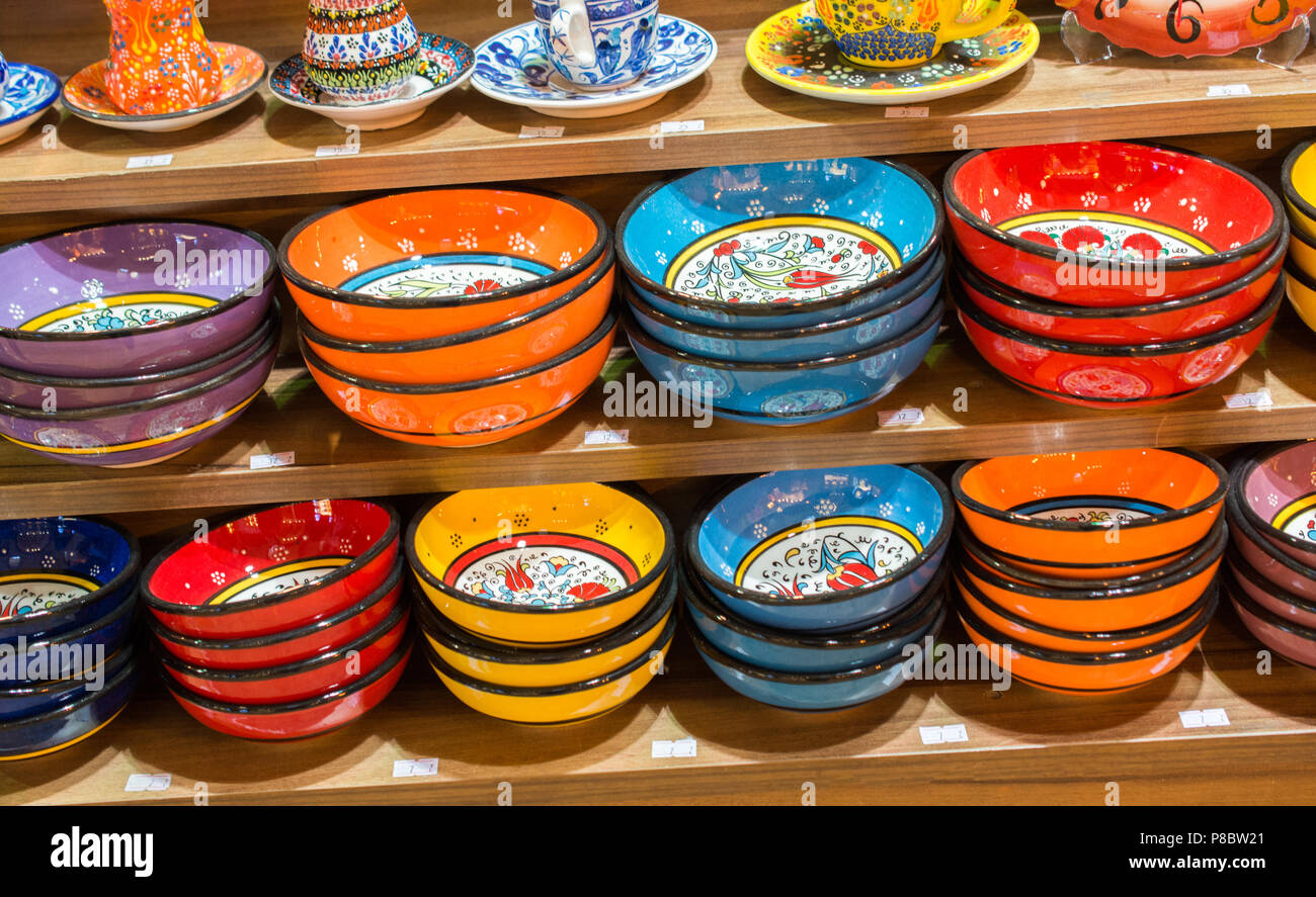 Traditional Turkish ceramic plates in bazaar Stock Photo - Alamy