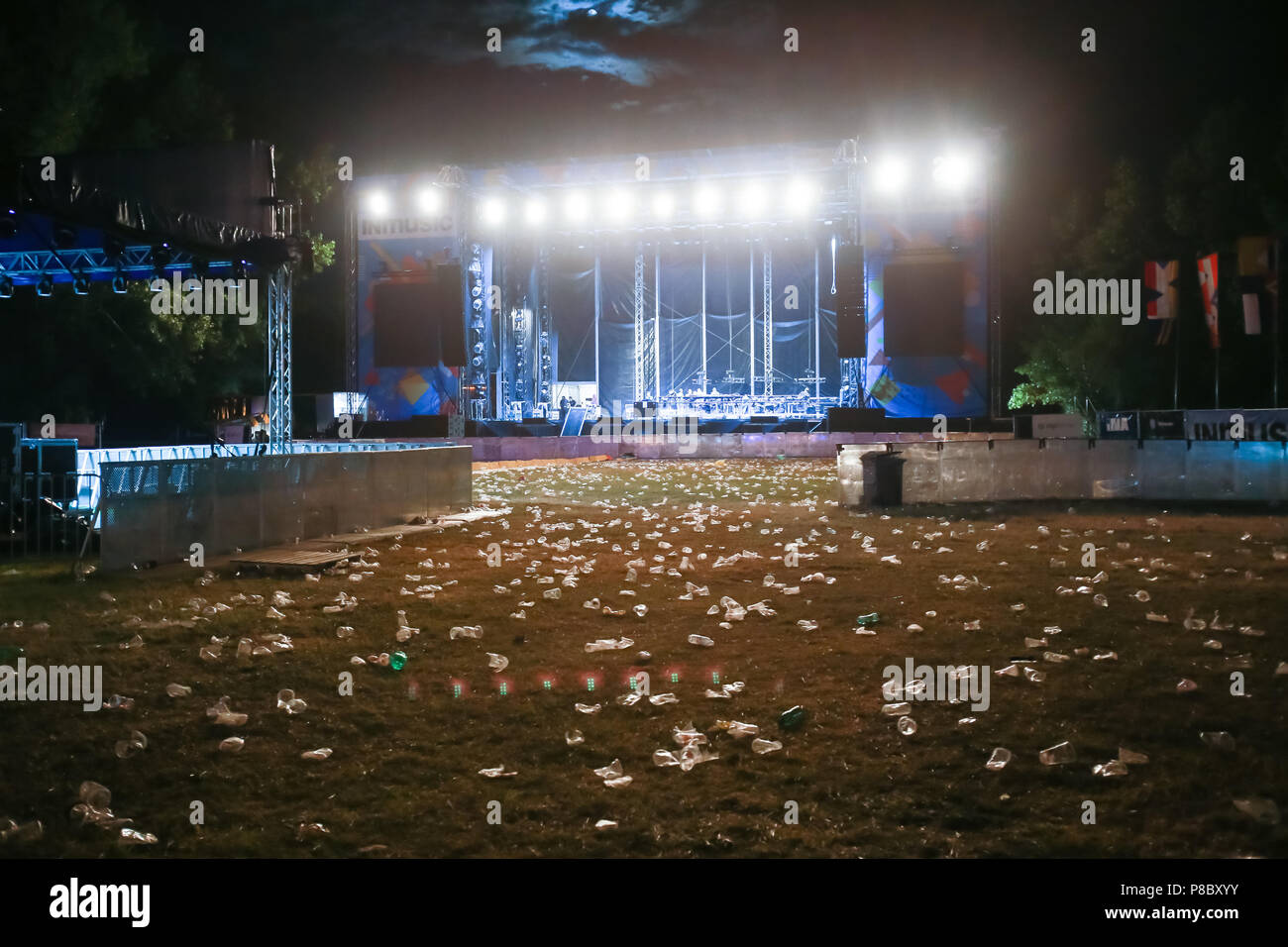 Empty stage concert rubbish hi-res stock photography and images - Alamy