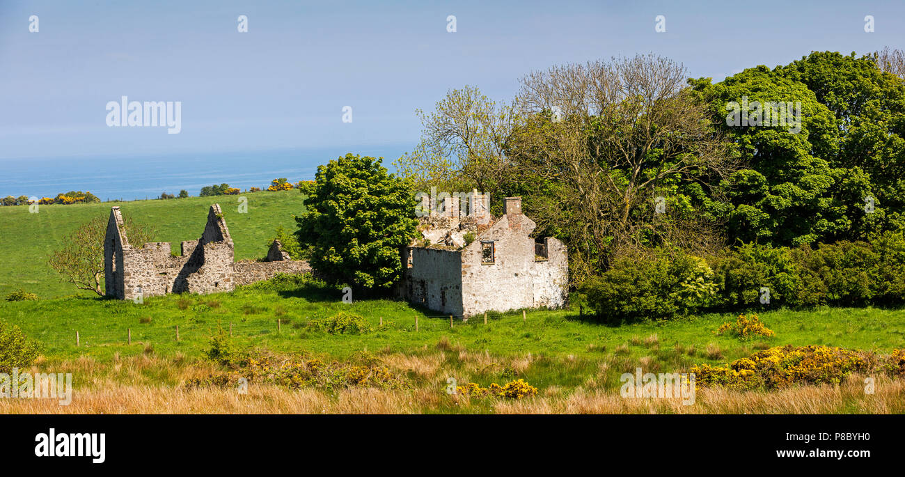 Old farm buildings ireland hi-res stock photography and images - Alamy