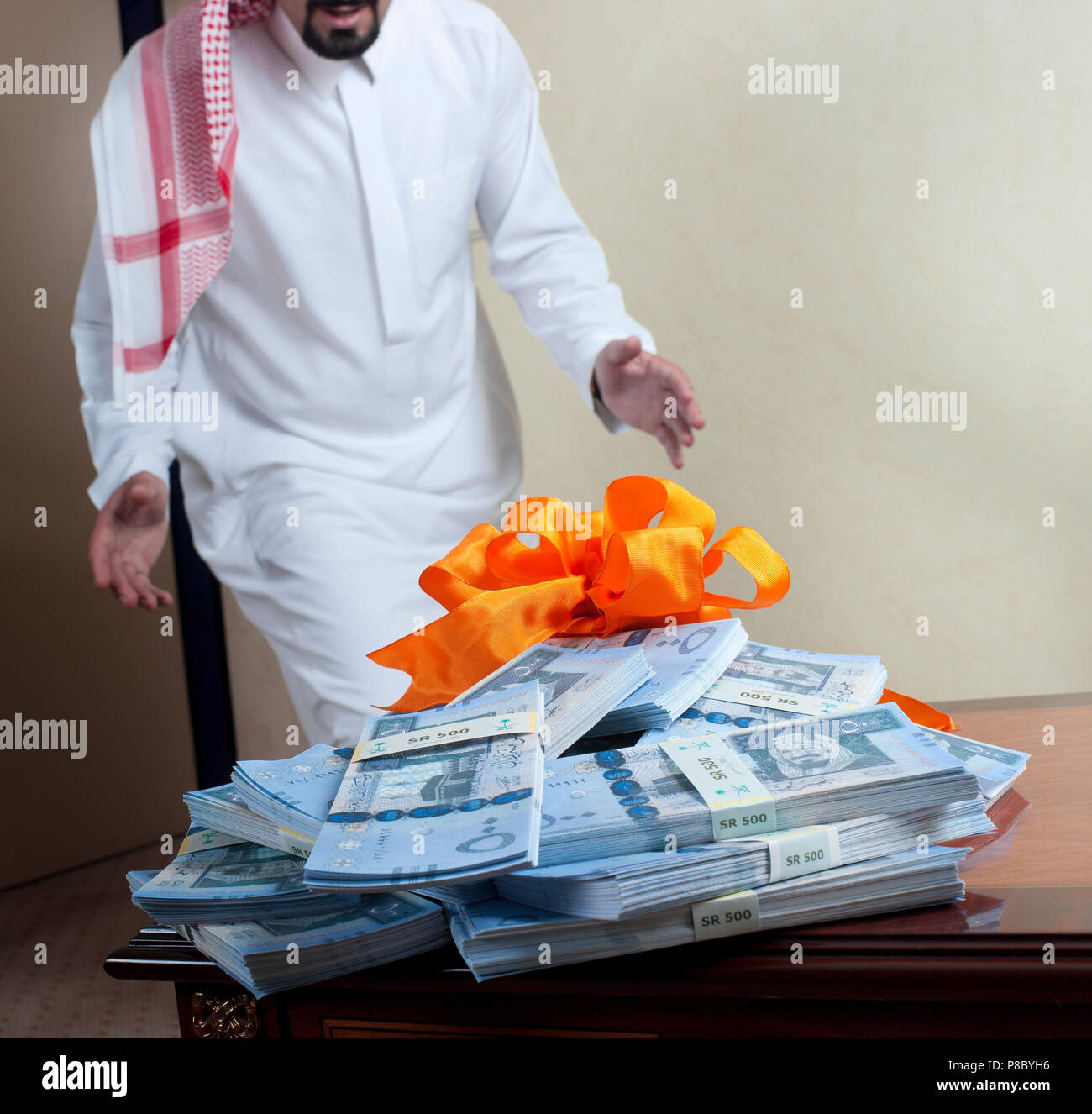 Arab man money hi-res stock photography and images - Alamy