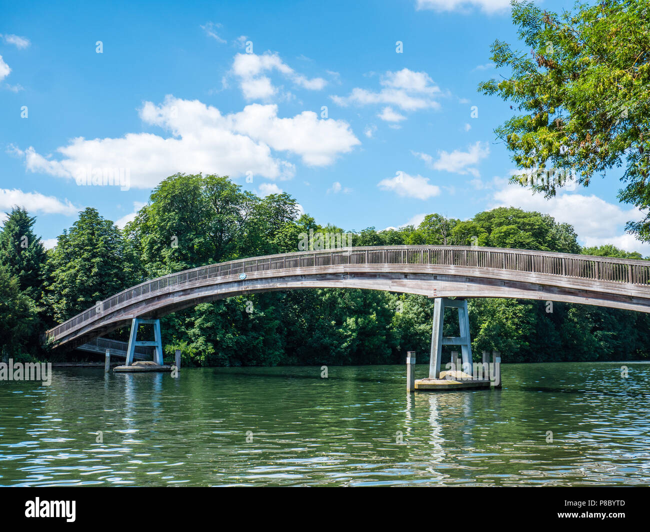 Footbridge river thames hi-res stock photography and images - Alamy